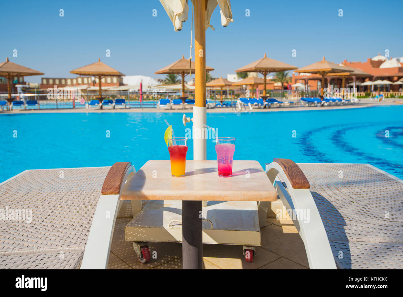 Two cocktail drinks by a tropical resort swimming pool Stock Photo - Alamy