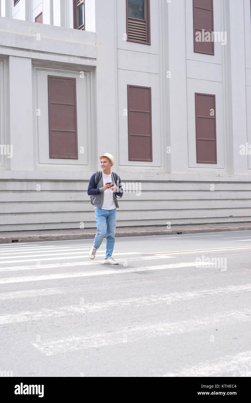 Man woman asian backpacker hi-res stock photography and images - Alamy