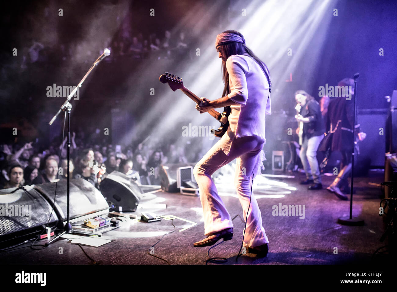 Artist tnt hi-res stock photography and images - Alamy