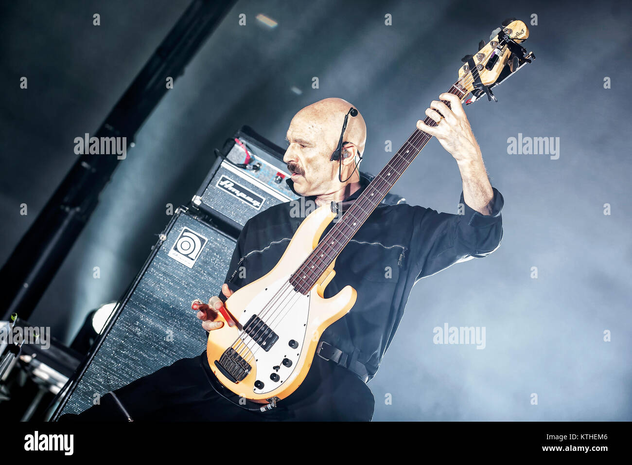 Tony levin bass hi-res stock photography and images - Alamy