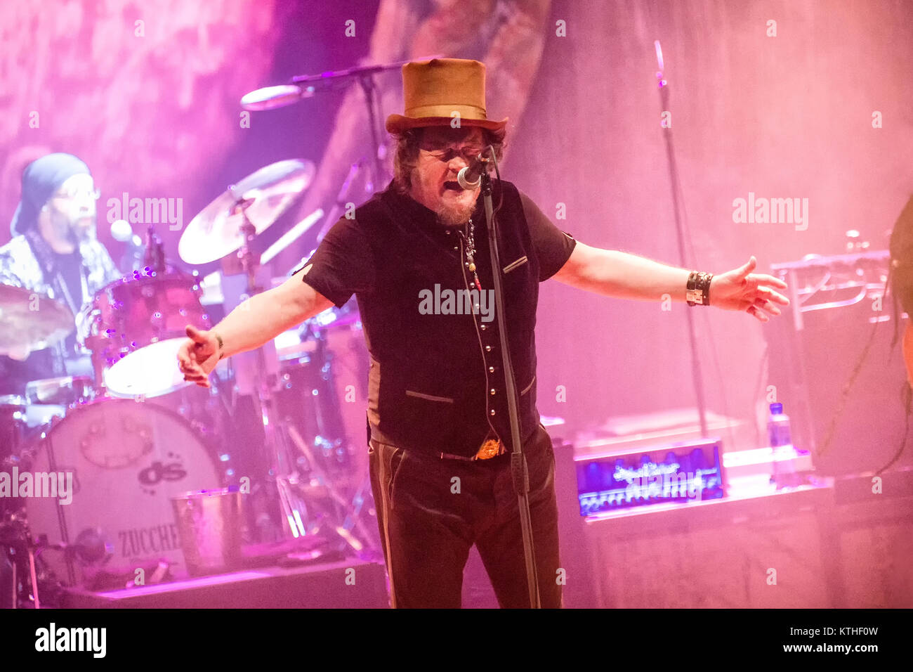 Italian musician singe hi-res stock photography and images - Alamy