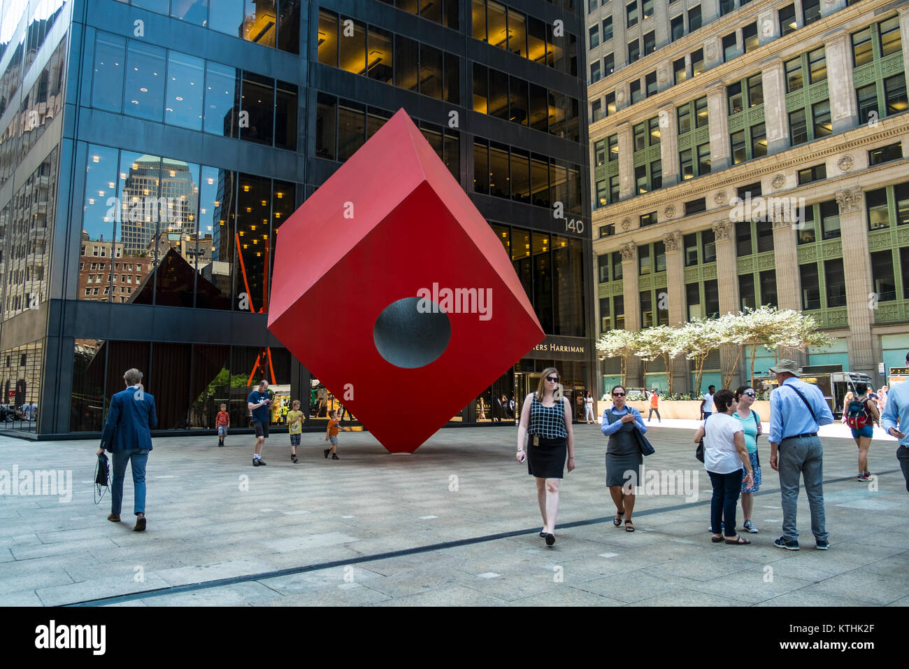Red cube sculpture isamu noguchi hi-res stock photography and images ...