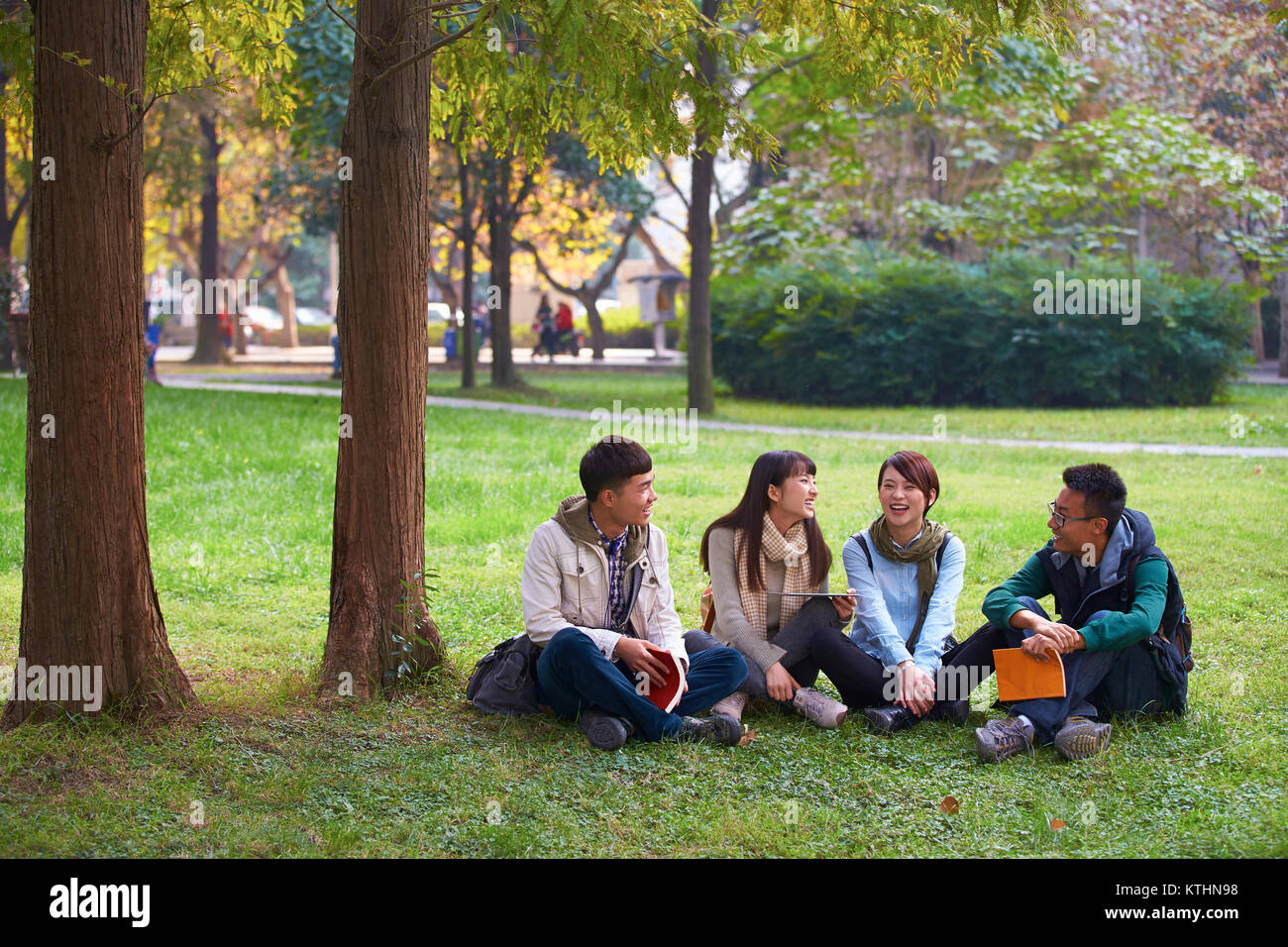 University lawn group college hi-res stock photography and images - Alamy