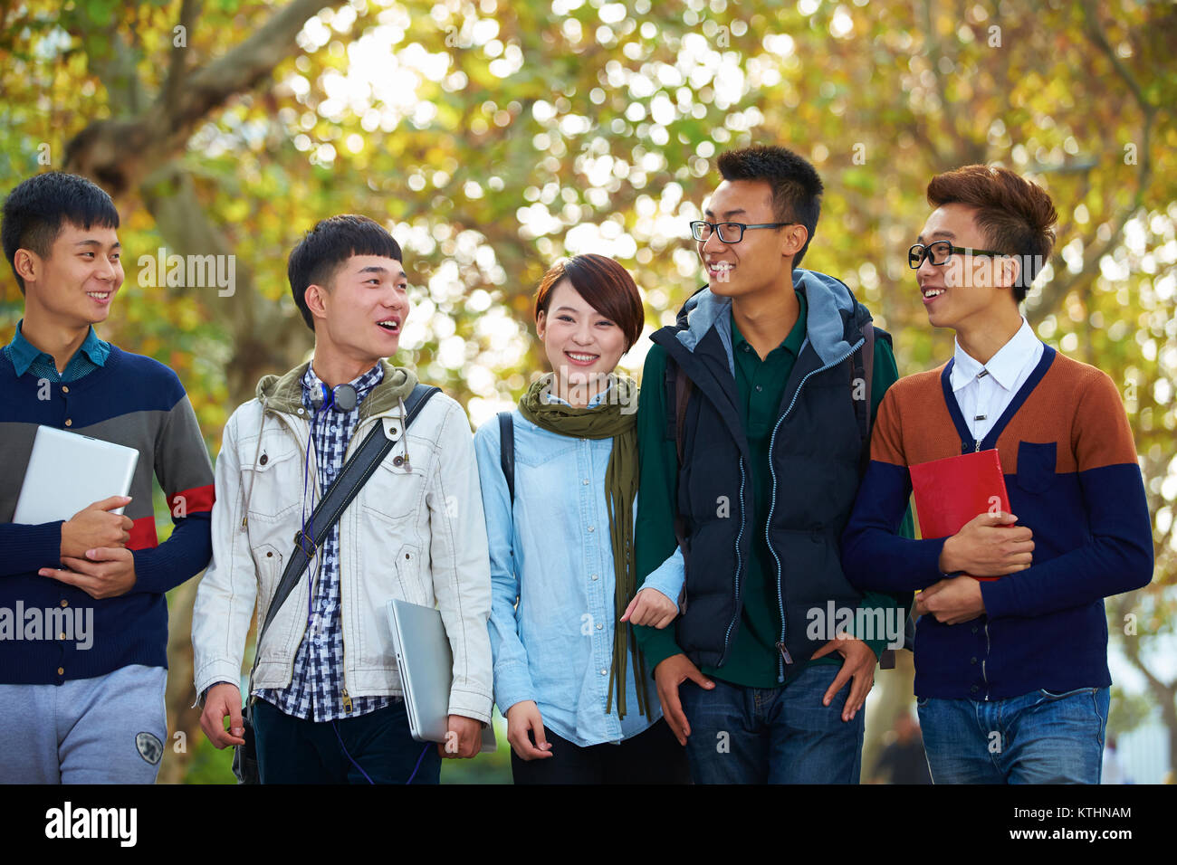 College students walking hi-res stock photography and images - Alamy