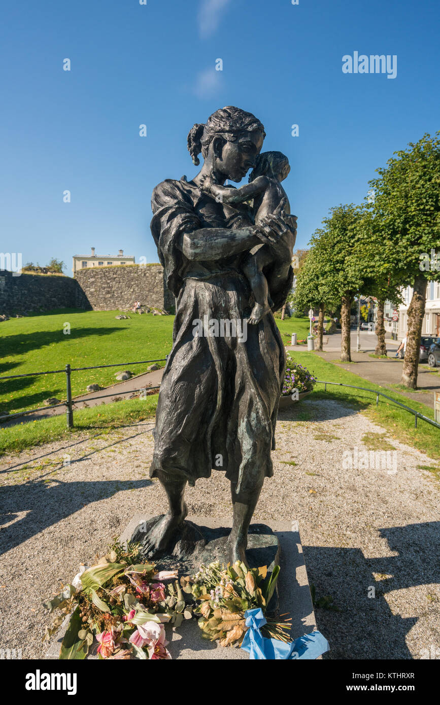 Statue of woman and child in Bergen Norway Stock Photo - Alamy