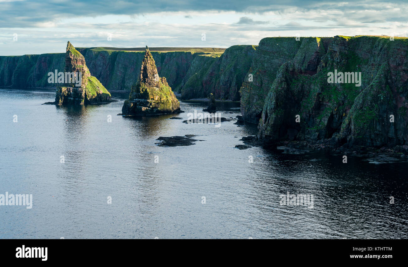 The scenic cliffs and stacks of Duncansby Head, Caithness, Scotland ...