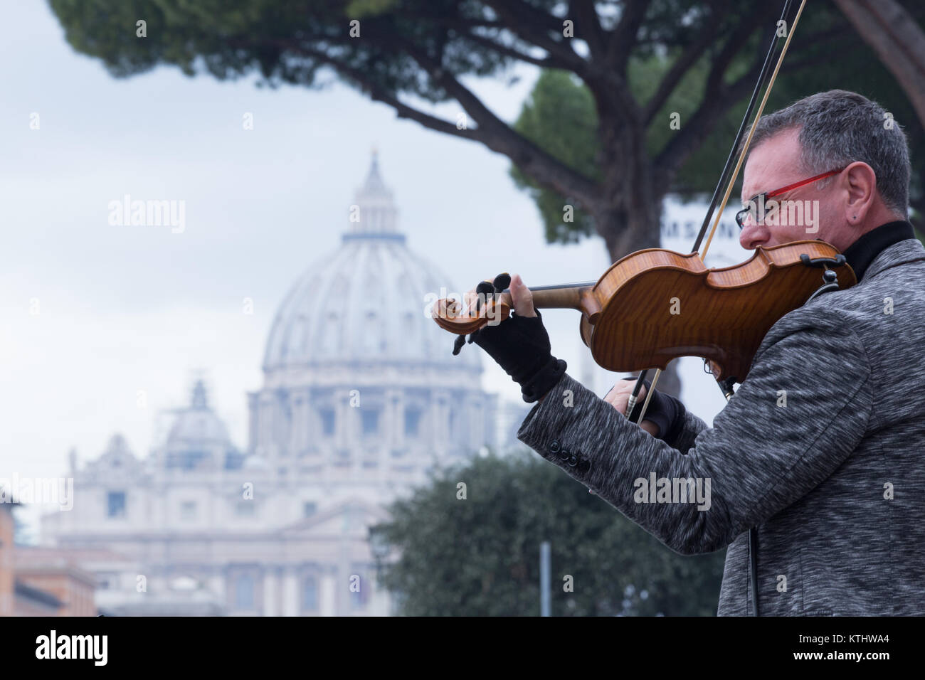 Rome, Italy. 26th Dec, 2017. A violinist perform under Castel Sant ...