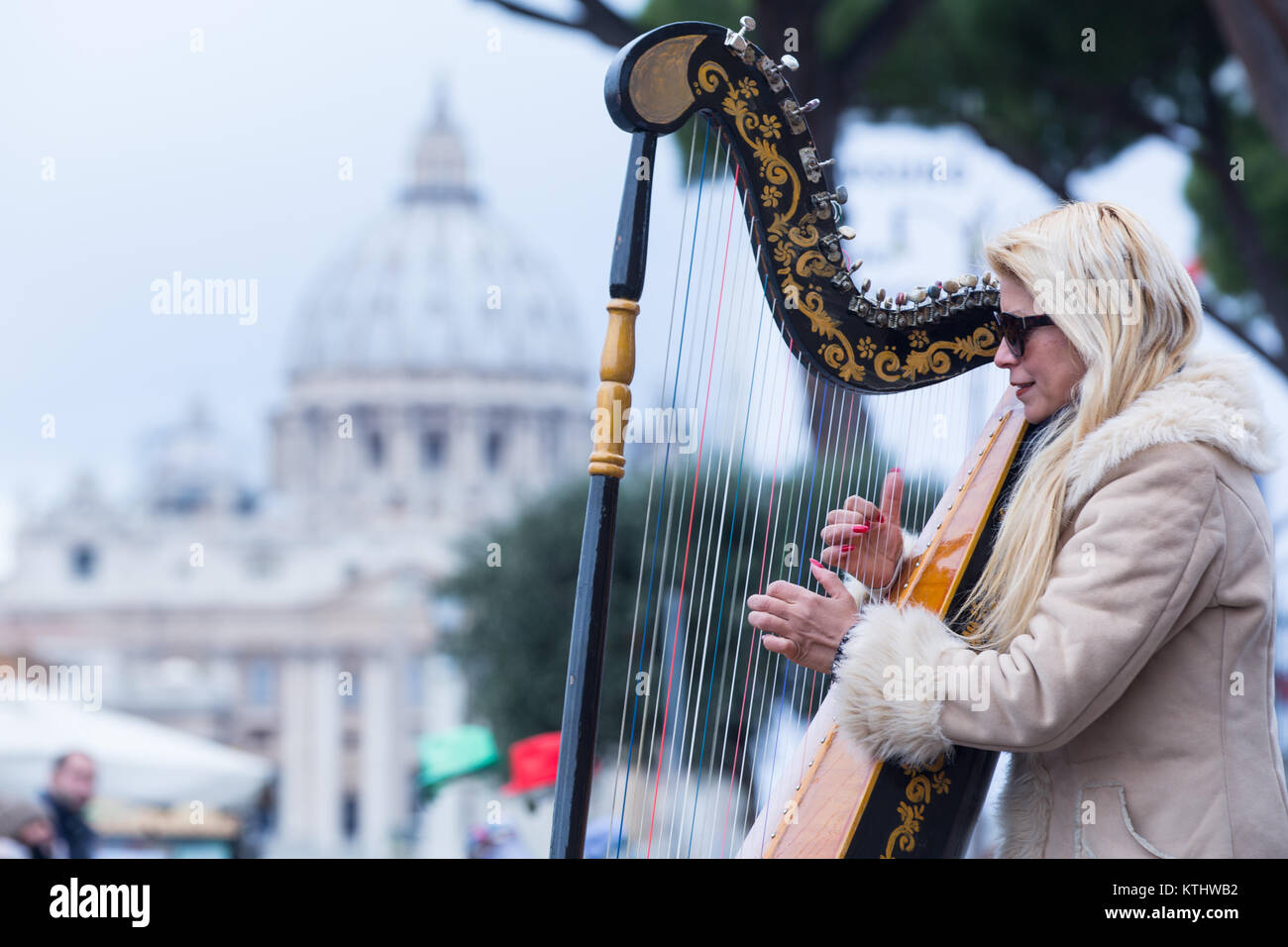 Rome, Italy. 10th Dec, 2017. An harp player perform under Castel Sant ...