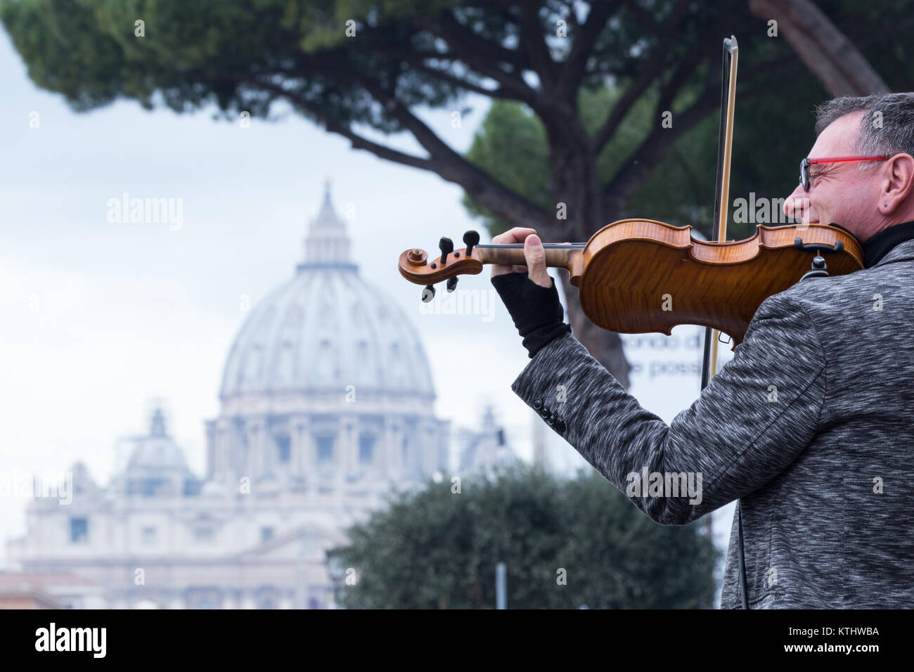 Rome, Italy. 26th Dec, 2017. A violinist perform under Castel Sant ...