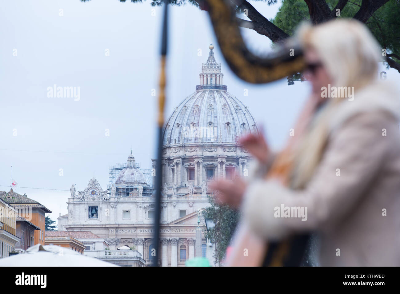 Rome, Italy. 10th Dec, 2017. An harp player perform under Castel Sant ...