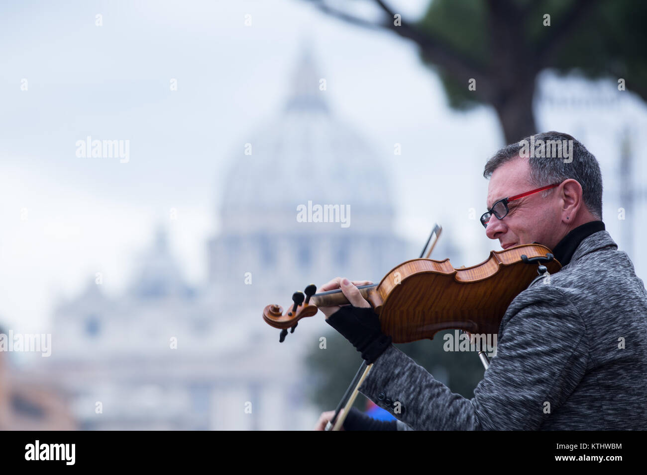 Rome, Italy. 26th Dec, 2017. A violinist perform under Castel Sant ...