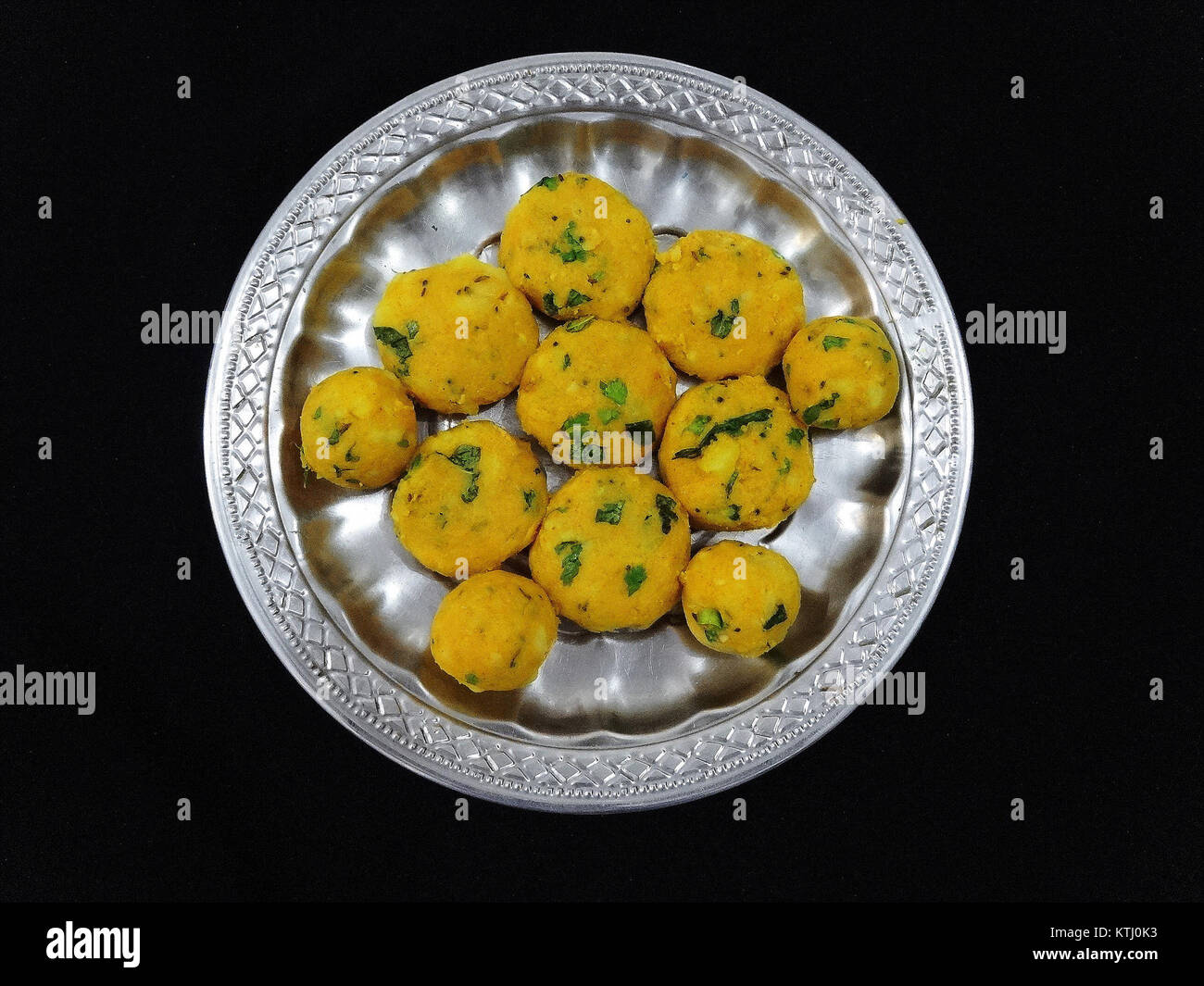 Batata Vada ready to Dip and Fry Stock Photo - Alamy