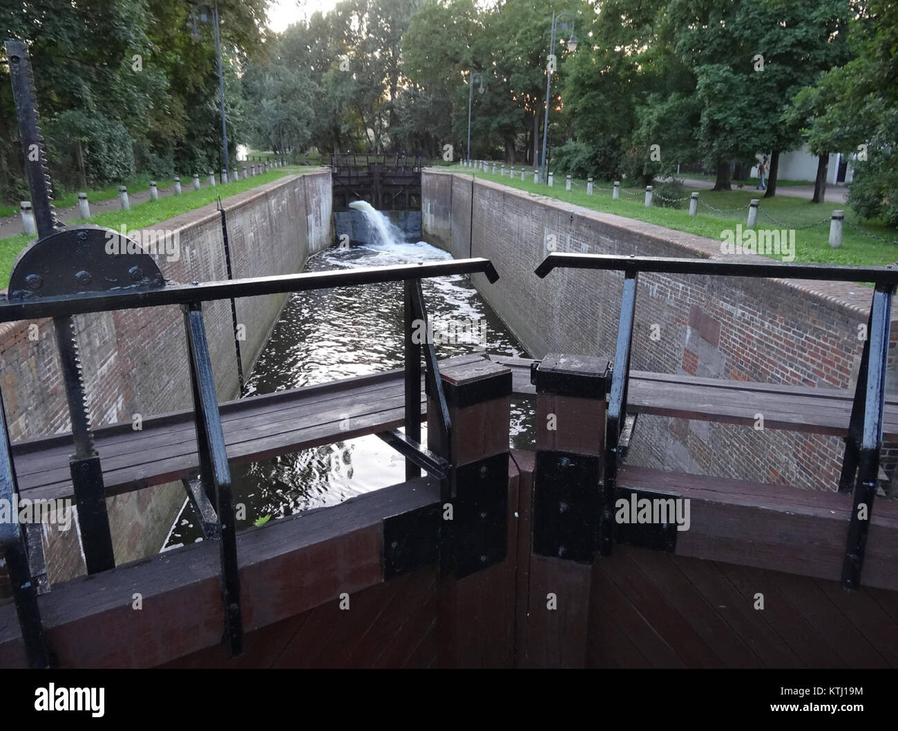 This image depicts the Bdg sluice gate, a key piece of hydraulic ...