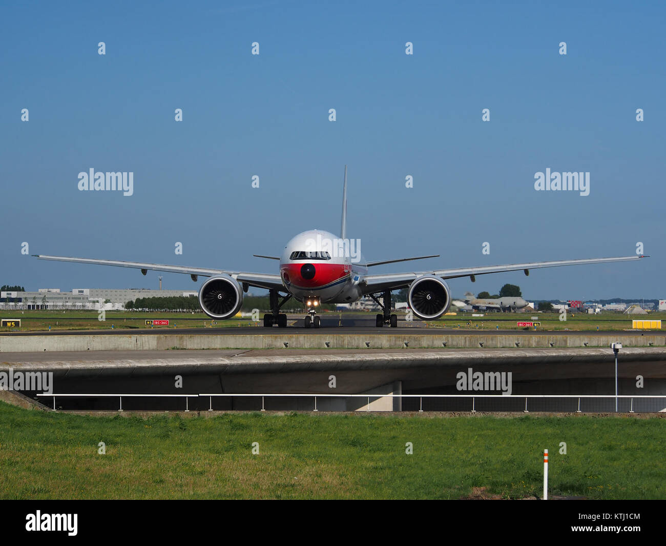 The Boeing 777-200F, registered under B 2077 with China Cargo Airlines ...