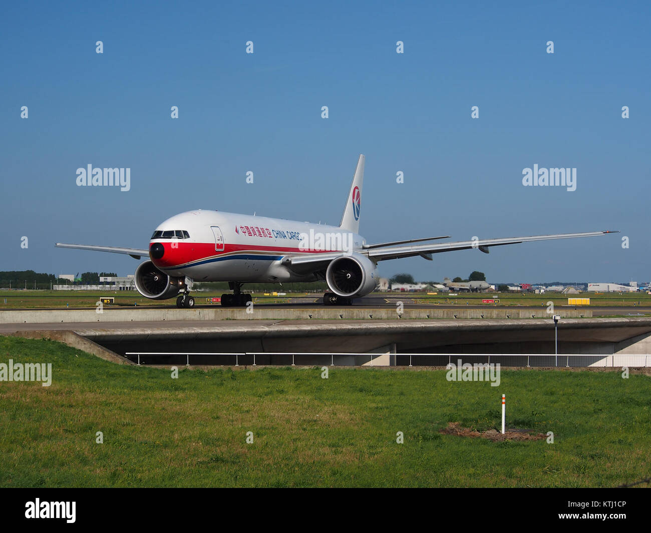 China airlines boeing 777 taxiing hi-res stock photography and images ...