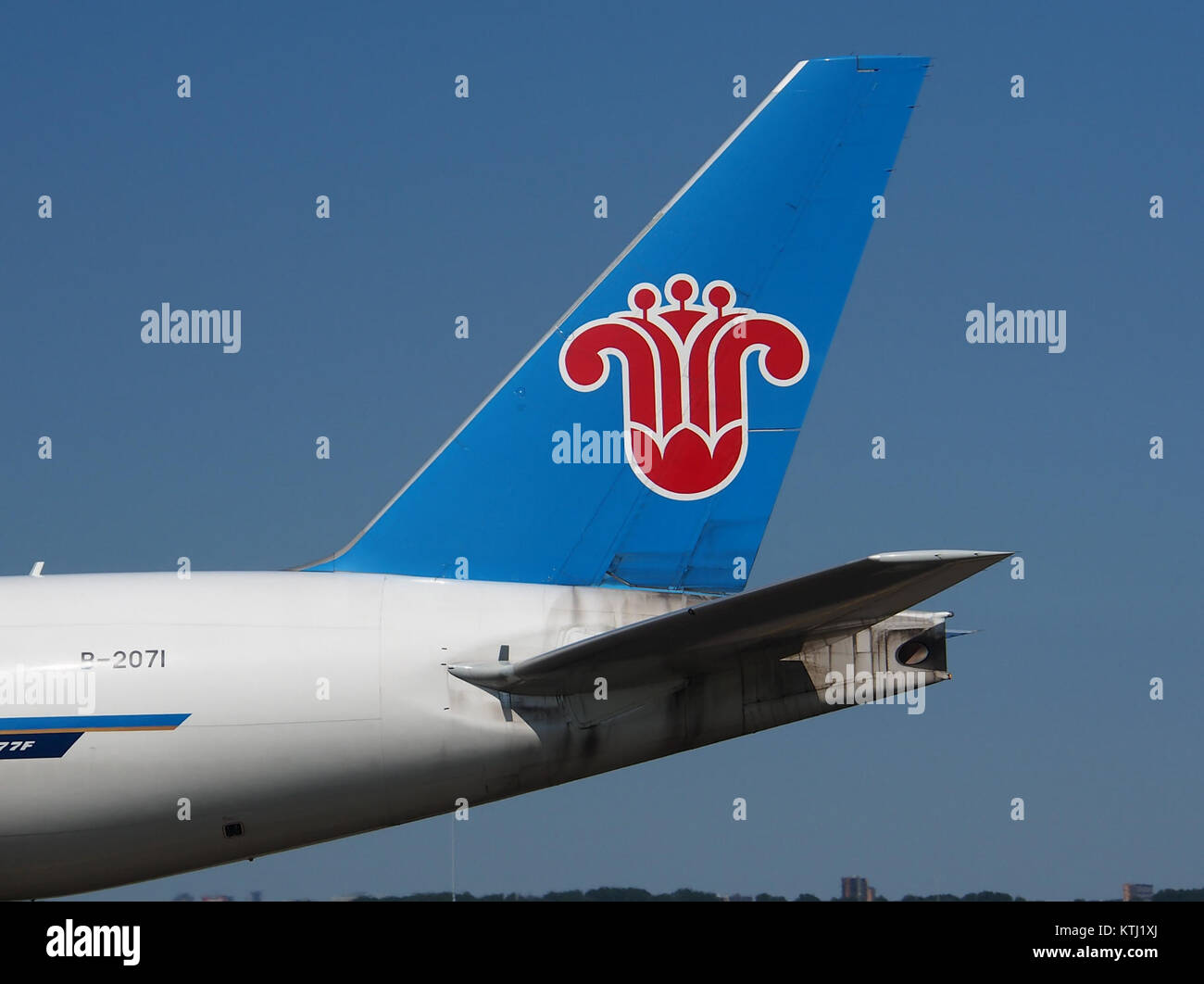 This image shows a China Southern Airlines Boeing 777 (registration B ...