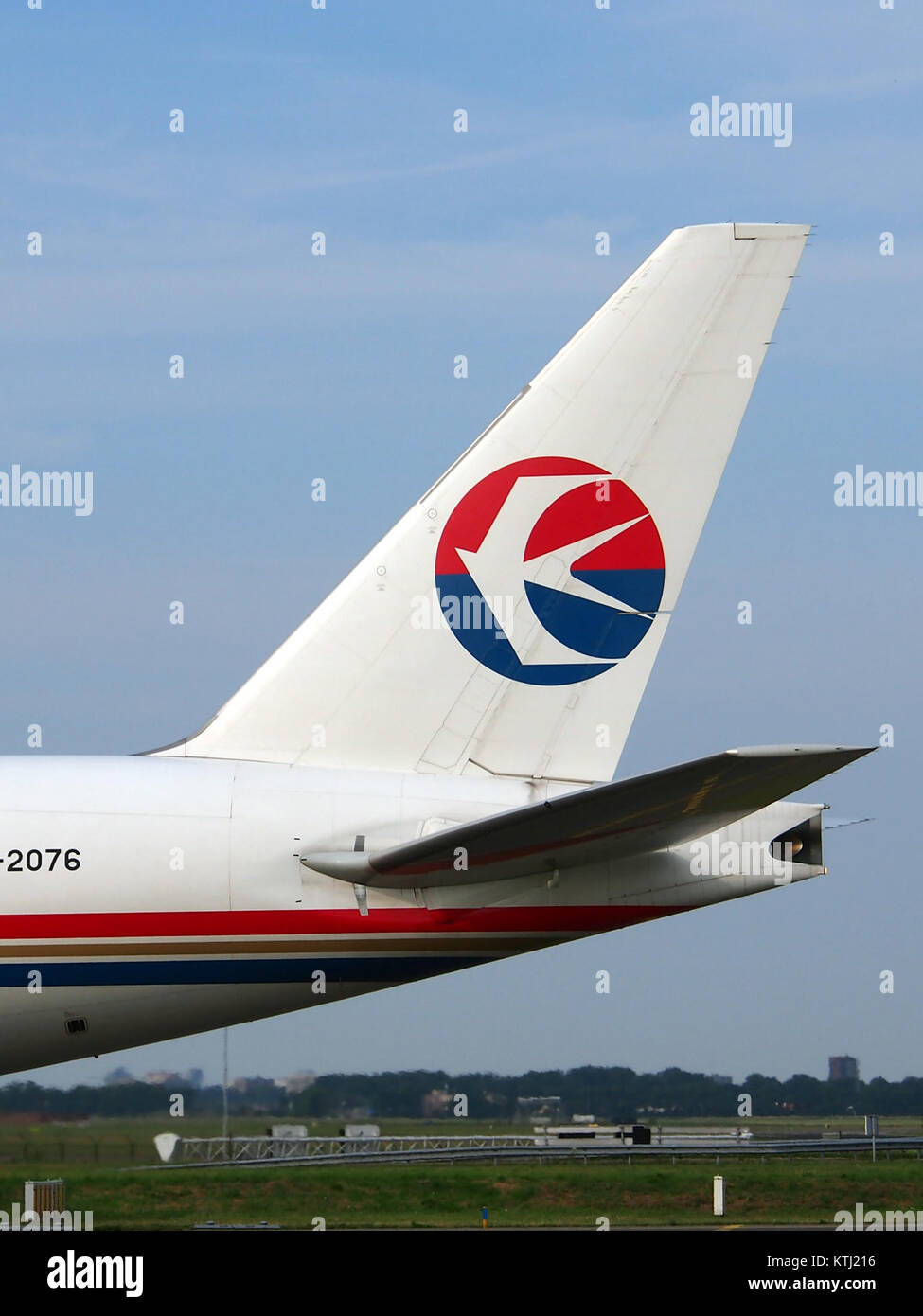 Boeing 777F, China Cargo Airlines flight B 2076, captured taxiing on ...