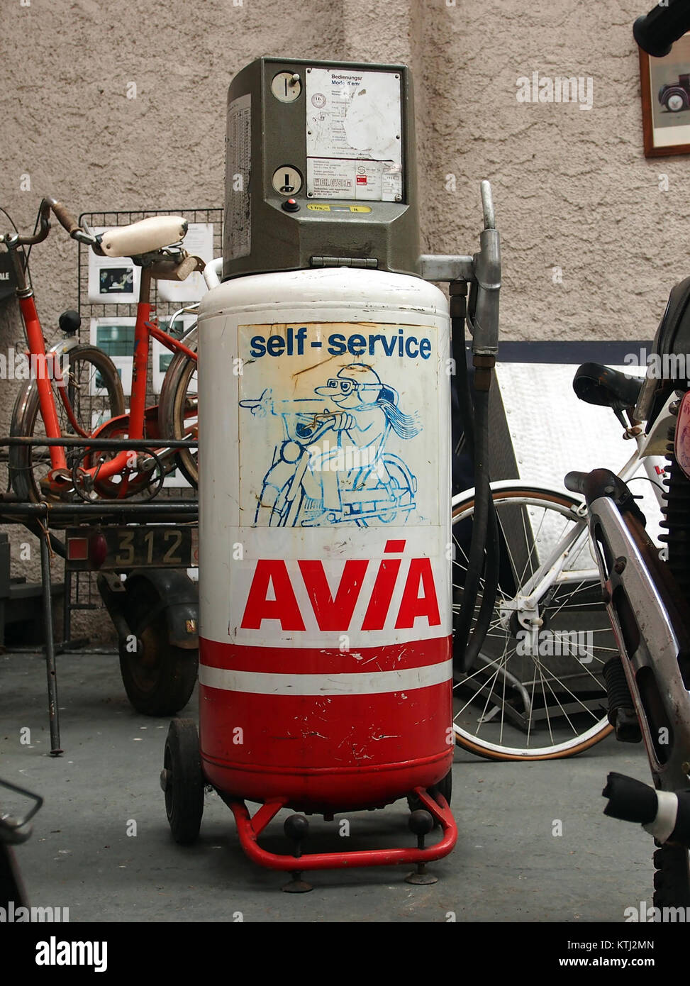 Gas pump 1920s hi-res stock photography and images - Alamy