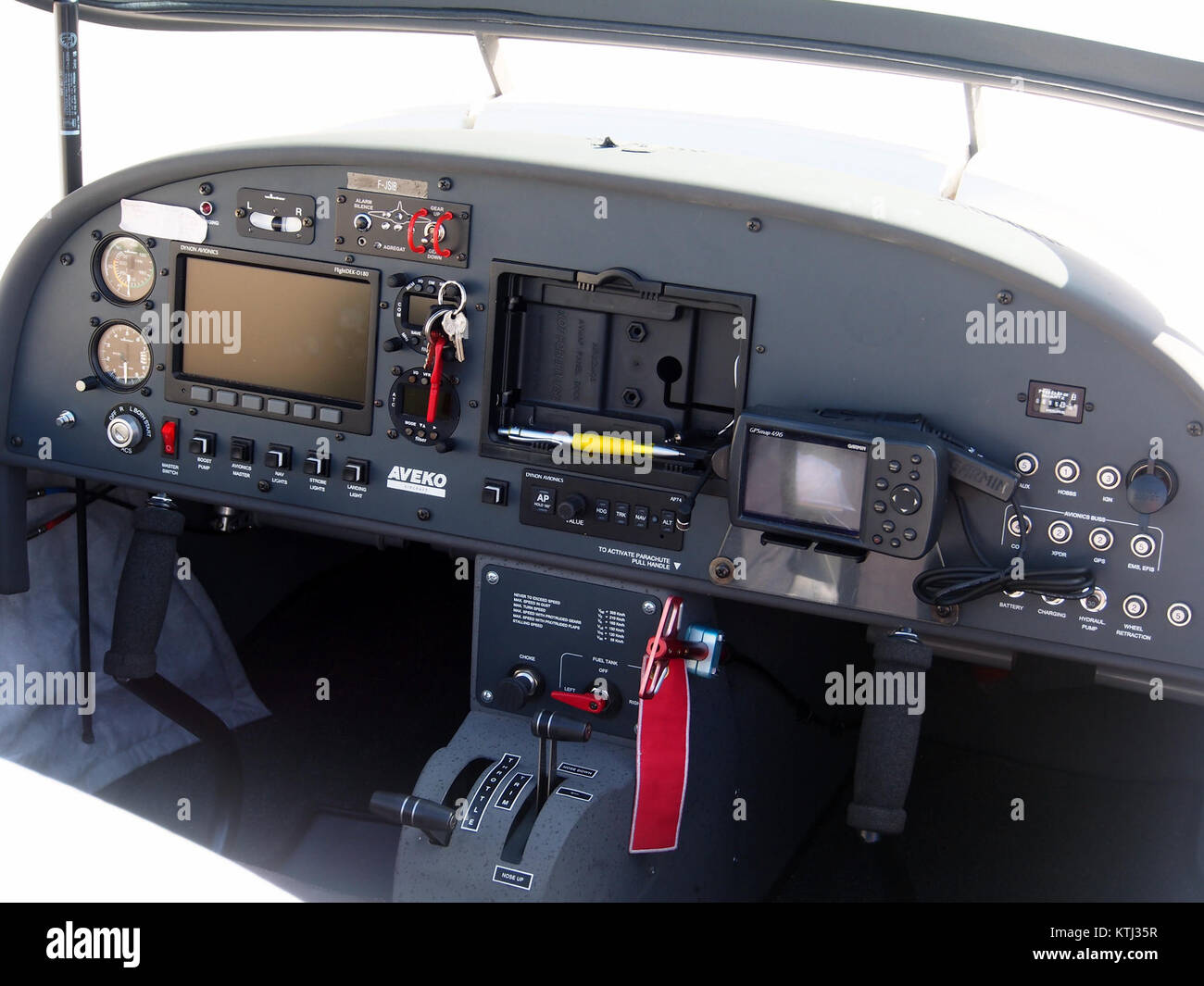Single engine training aircraft hi-res stock photography and images - Alamy