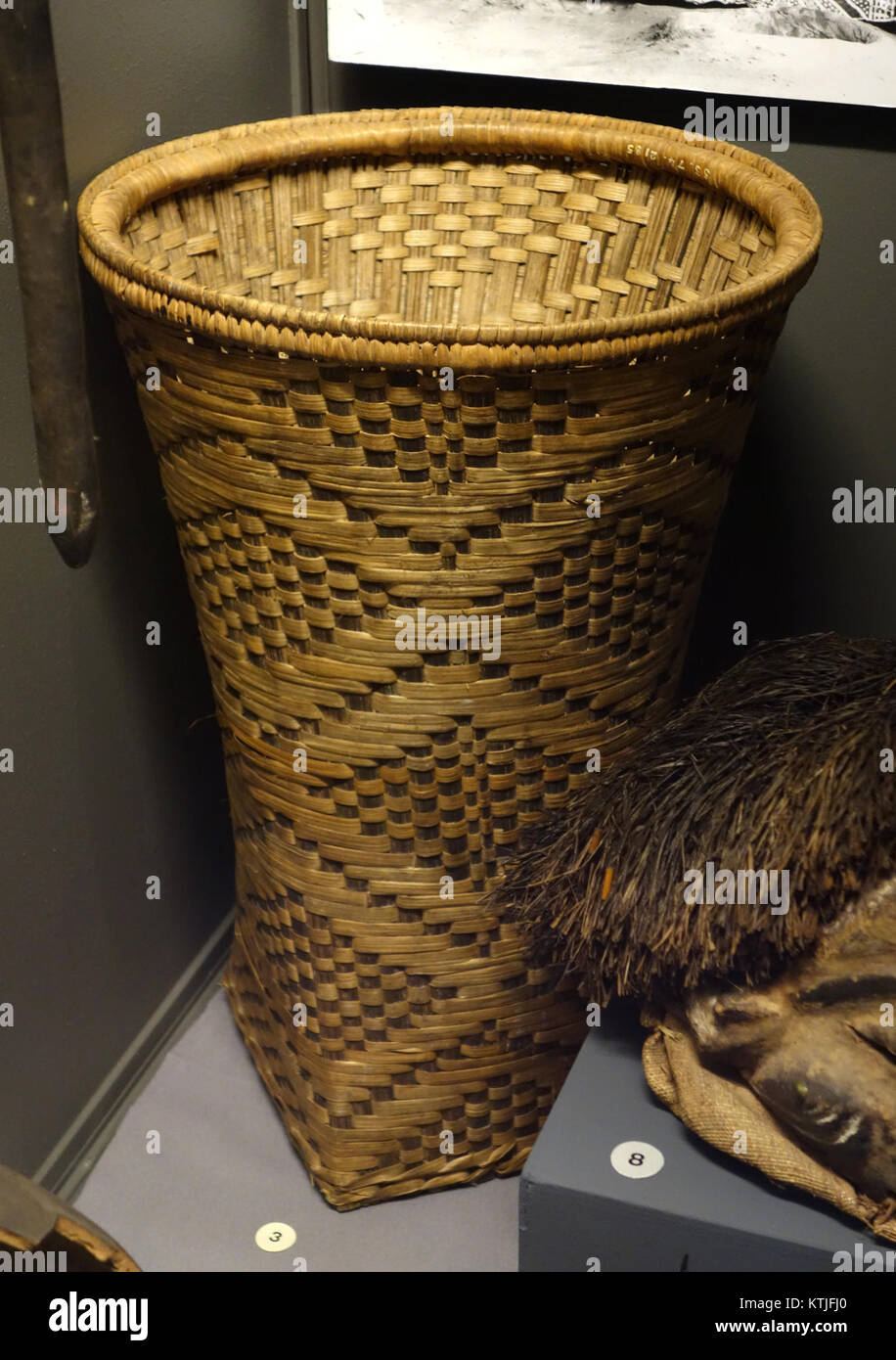 Basket for storing manioc flour Holo Royal Museum for Central Africa ...