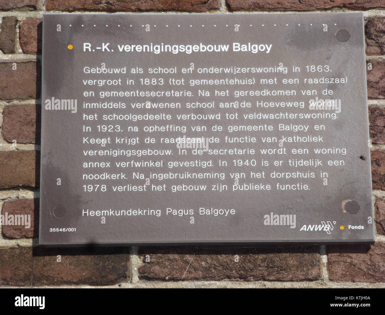 A commemorative plaque at the R.K. Vereenigingsgebouw in Balgoij ...