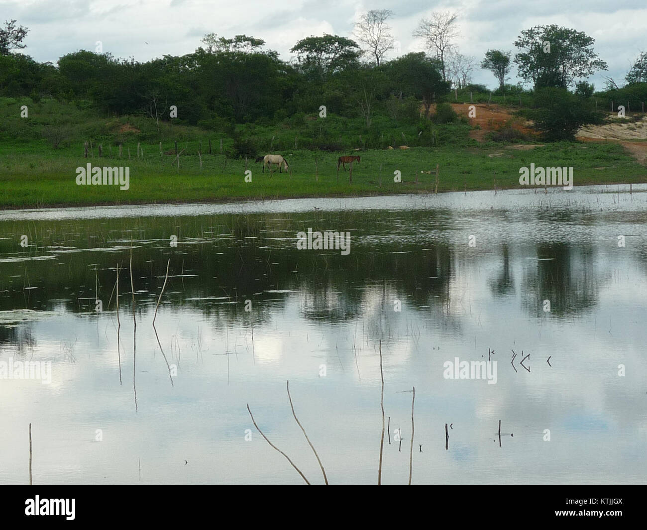 This image depicts the full reservoir (barragem cheia) in the Janio ...