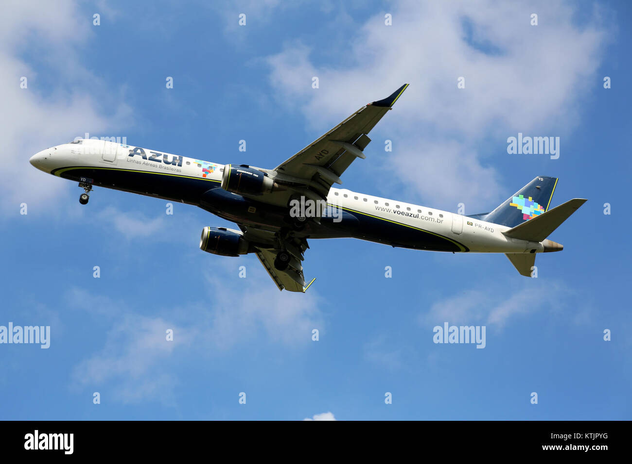 Azul brazilian airlines aircraft hi-res stock photography and images ...
