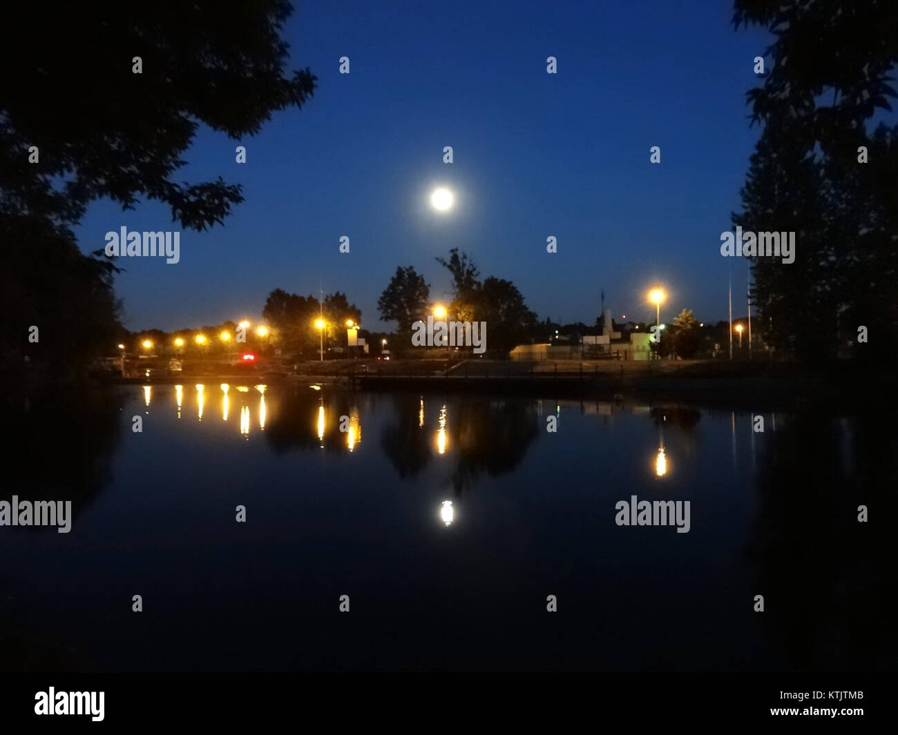 Moonlight on water hi-res stock photography and images - Alamy