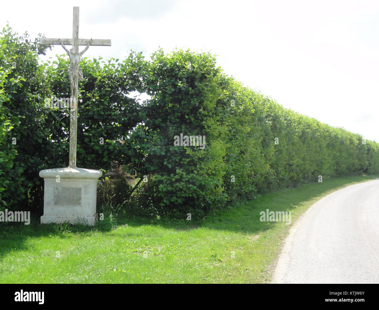 The image depicts a croix de chemin (wayside cross) in Aubigny-au-KaÃ ...