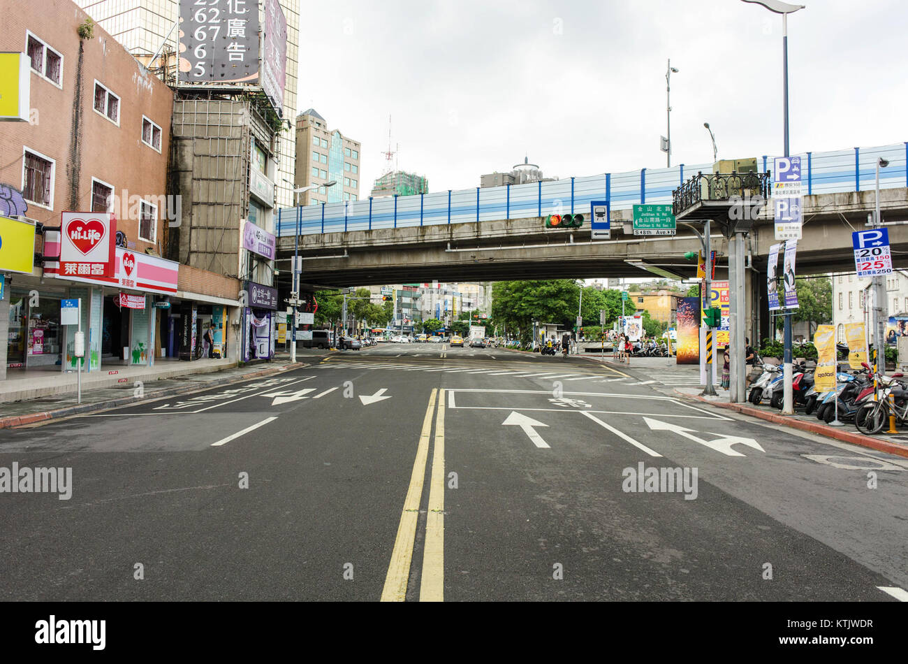 The intersection of Bade Road and Jinshan Road in Taipei, Taiwan ...
