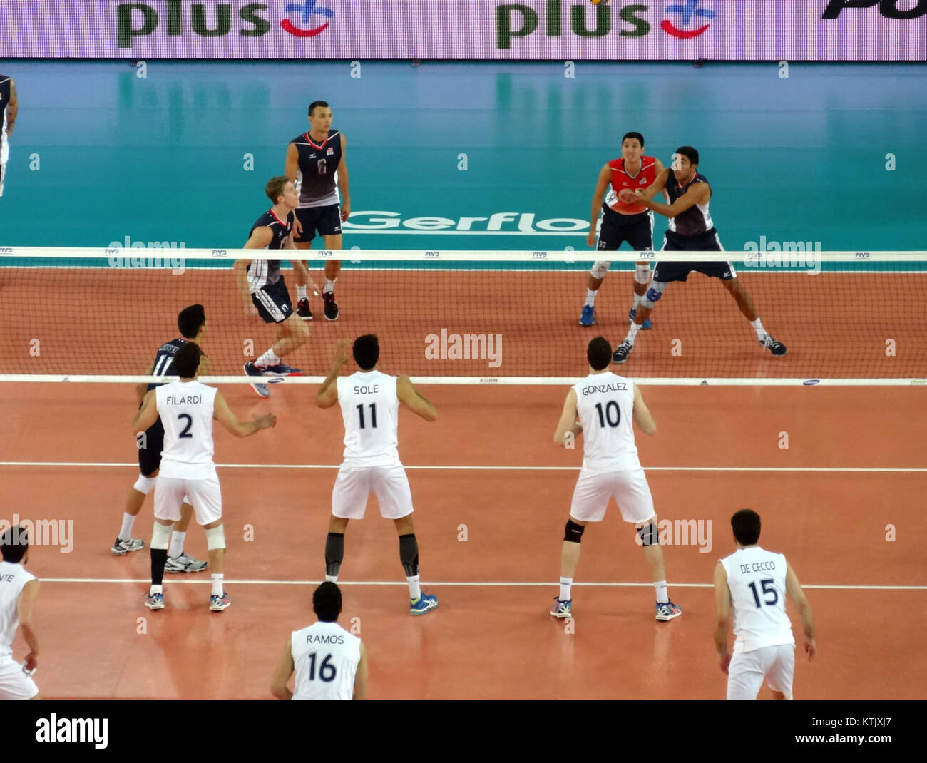 Volleyball players in action hi-res stock photography and images - Alamy