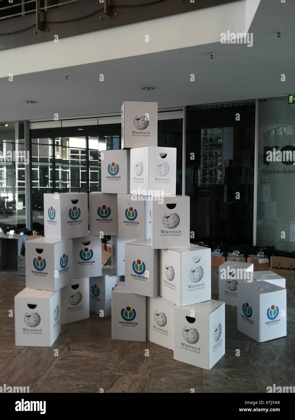 Aufbau mit Boxen auf WikiCon 2014 refers to the setup of event boxes ...