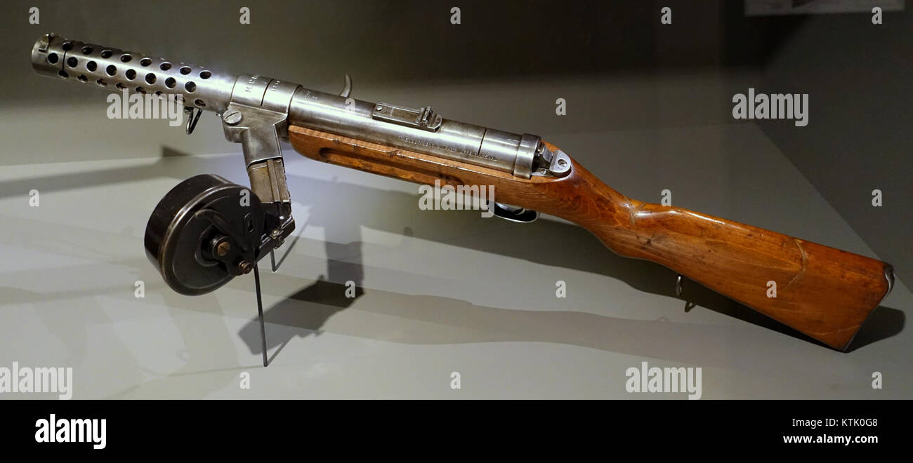 The Bergmann MP18.1 submachine gun, designed by Theodor Bergmann and ...