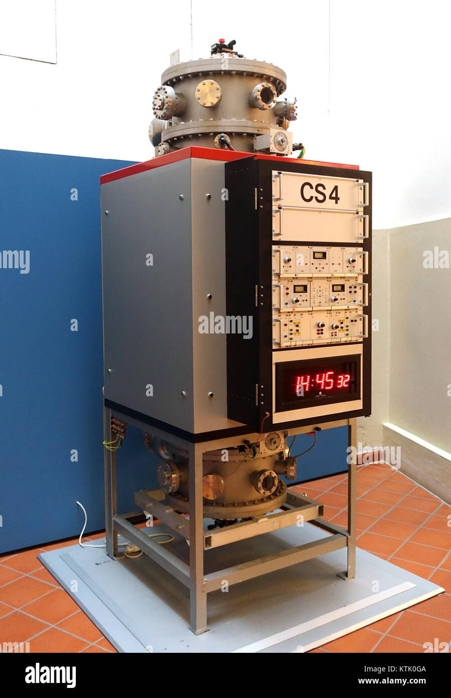 Caesium clock hi-res stock photography and images - Alamy