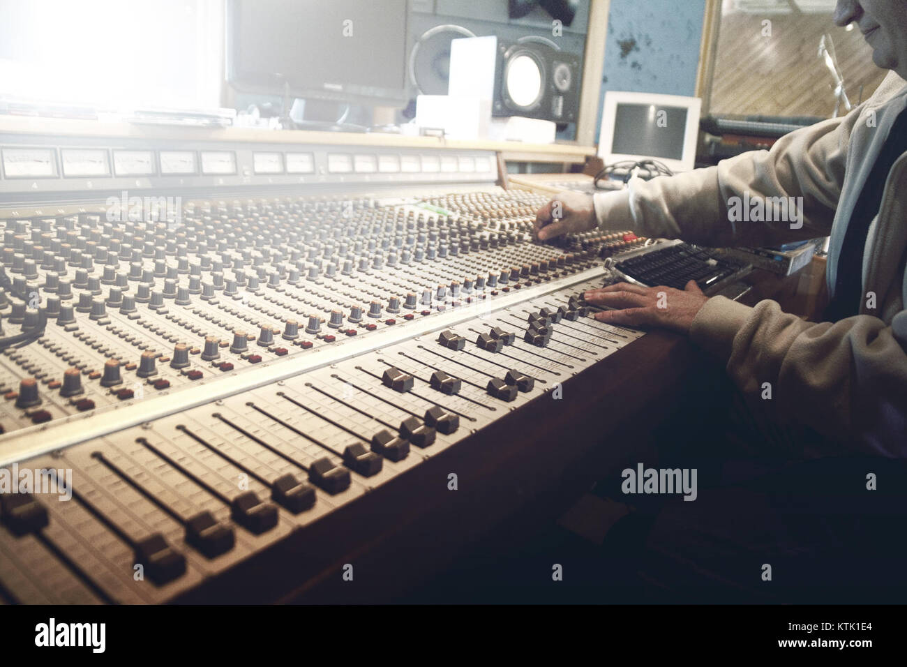 Vintage audio recording illustration hi-res stock photography and ...