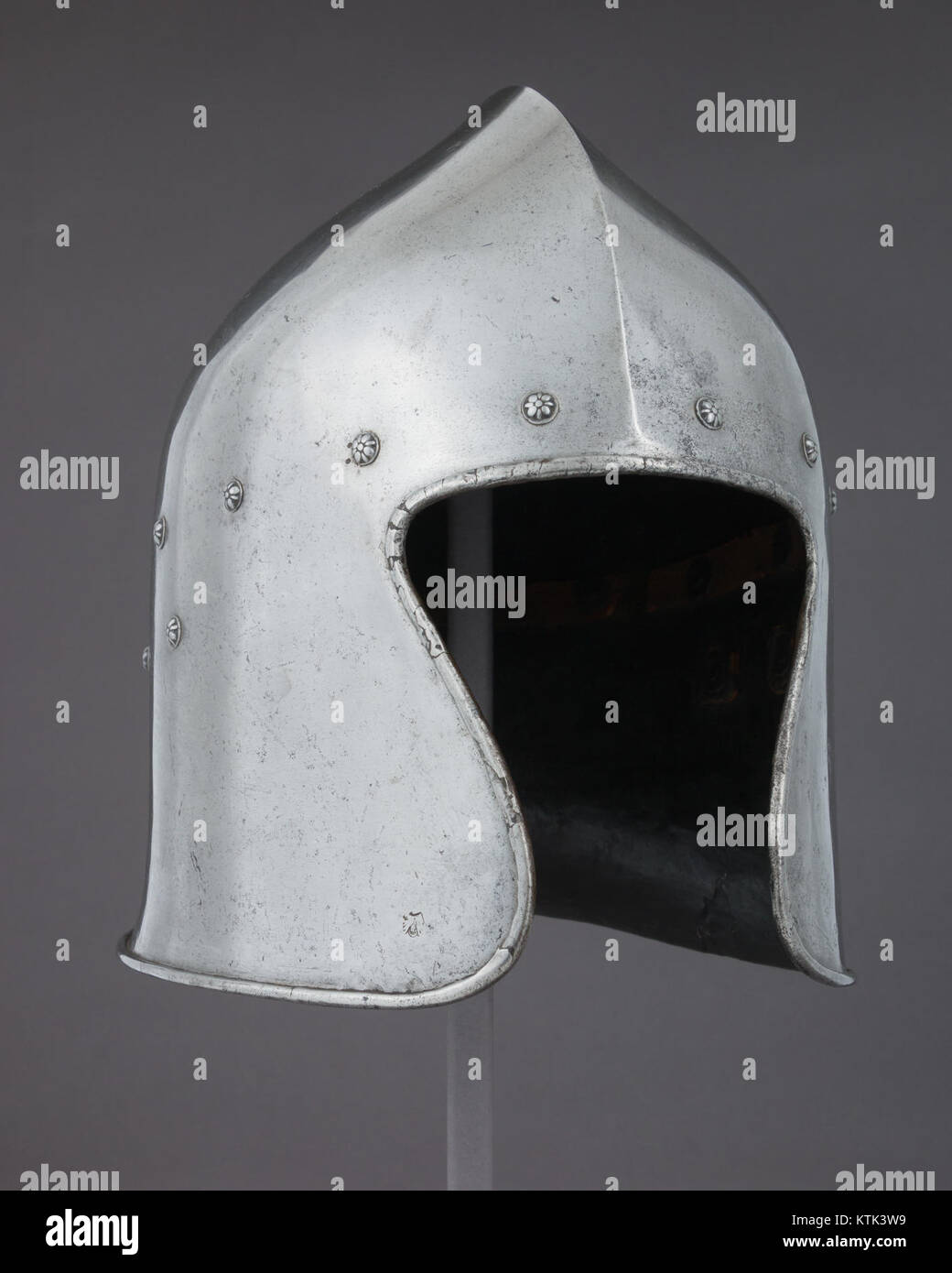 Medieval metal armor helmet hi-res stock photography and images - Alamy