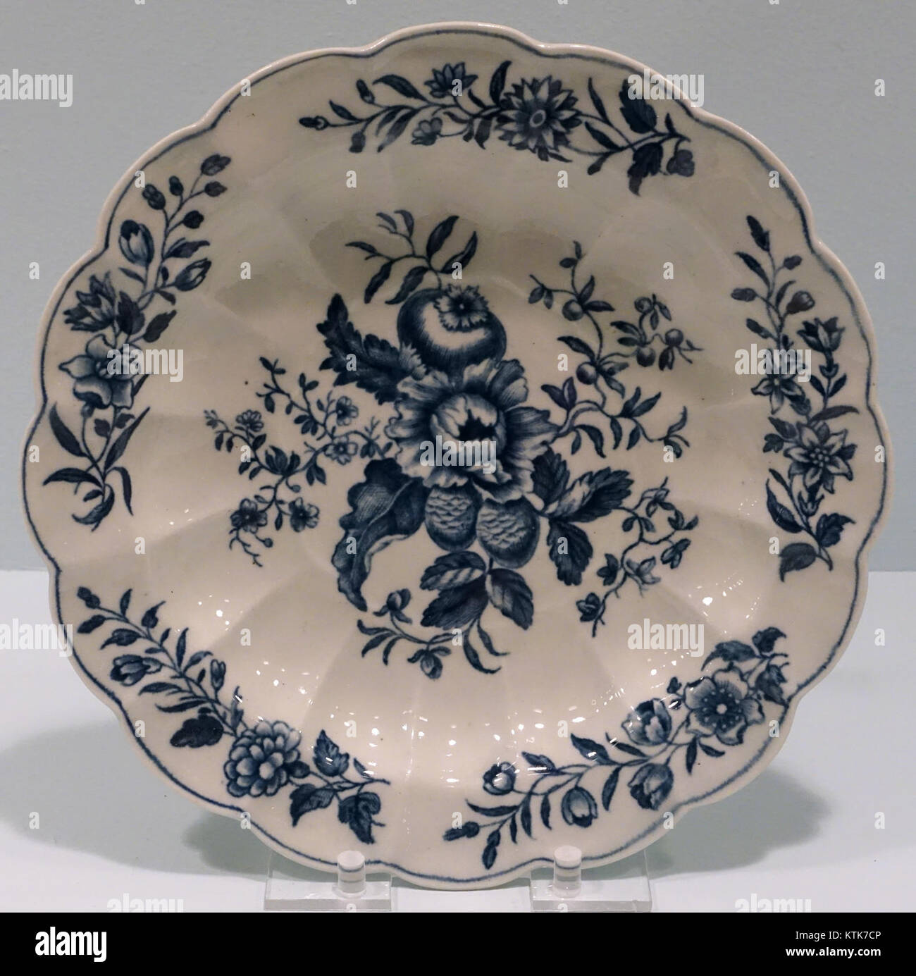 Berry dish, Worcester Porcelain Manufactory, England, Dr. Wall period ...