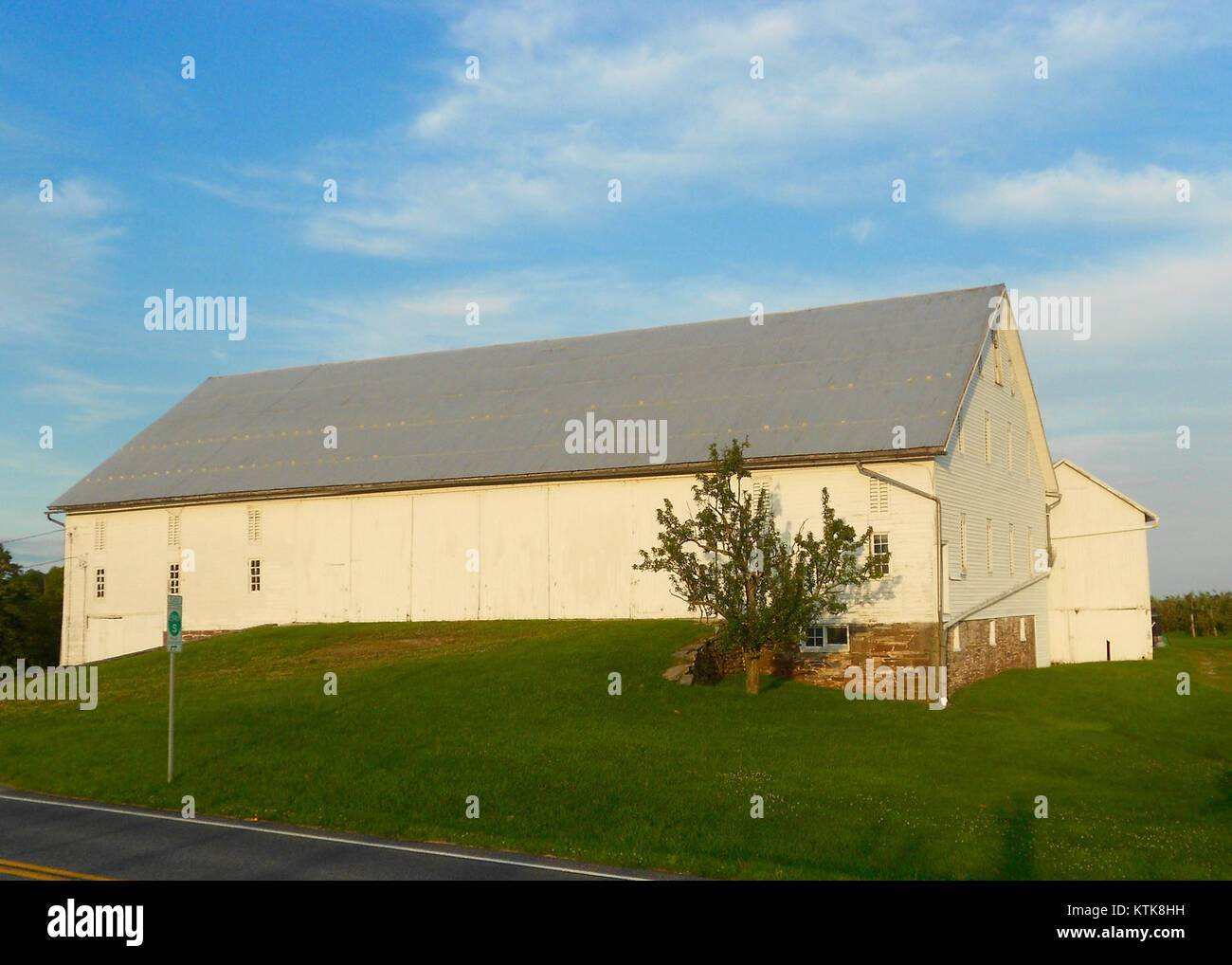 Barn landscapes hi-res stock photography and images - Alamy