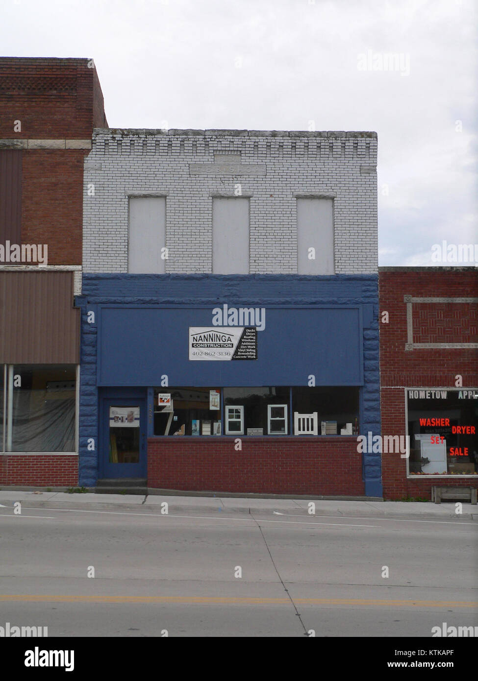This photograph of 1009 Central Avenue in Auburn, Nebraska, captures a ...
