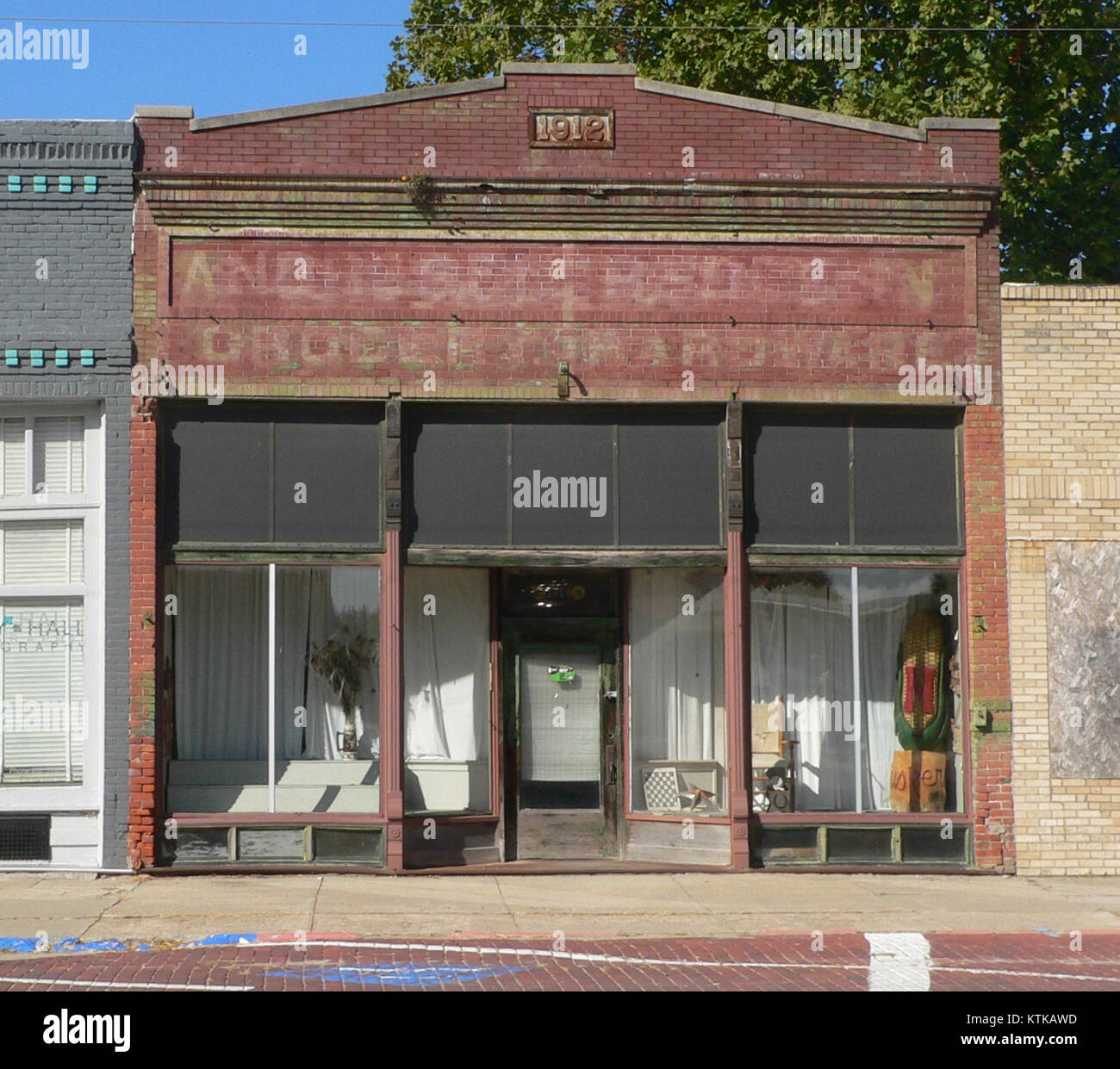 Photograph of O Street in Auburn, Nebraska, taken from the east in 1914 ...