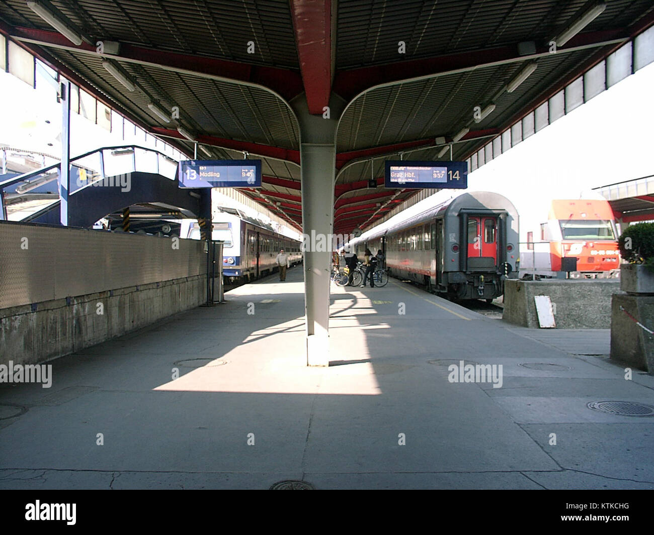 Vintage bahnsteig hi-res stock photography and images - Alamy