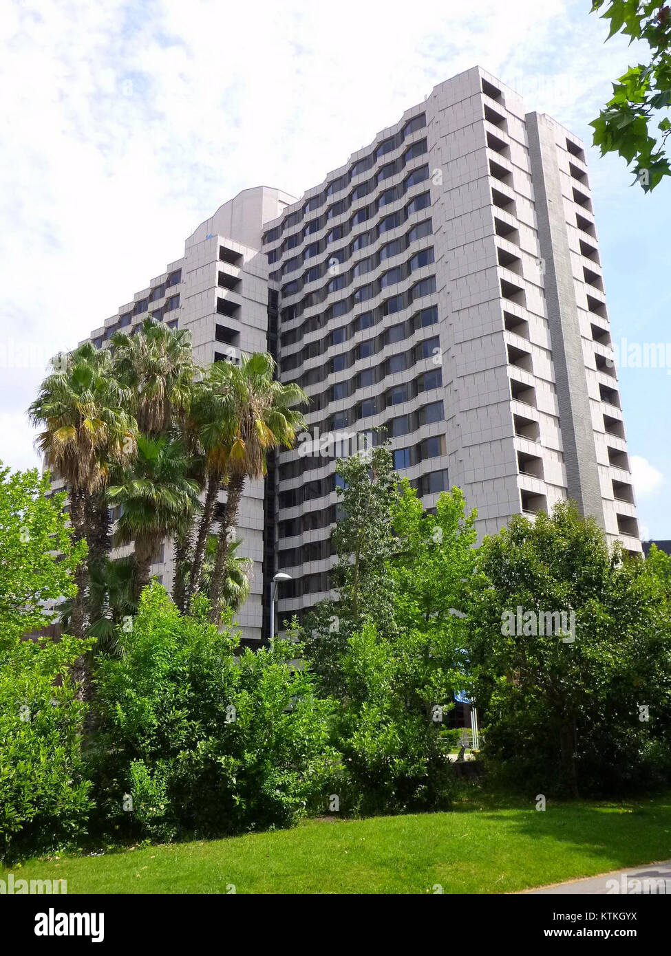 The Hospital de Barcelona, located on Avenida Diagonal, is an important ...