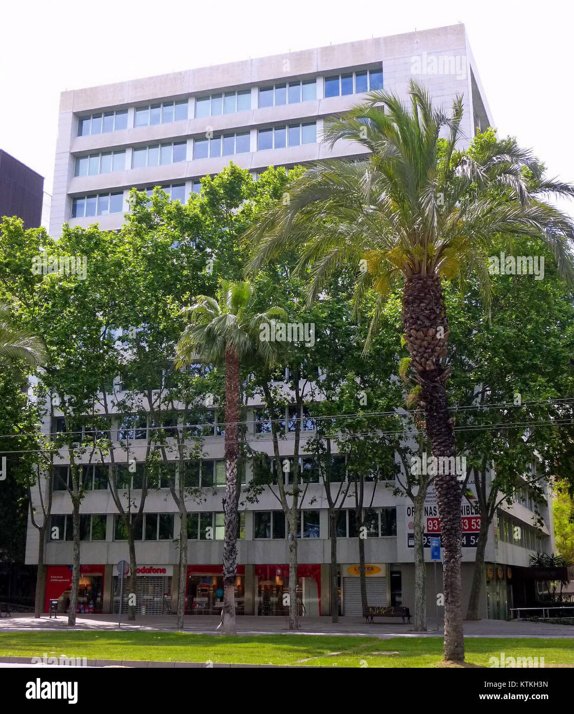 The Edificio Zurich is a notable building located at Av. Diagonal 601 ...