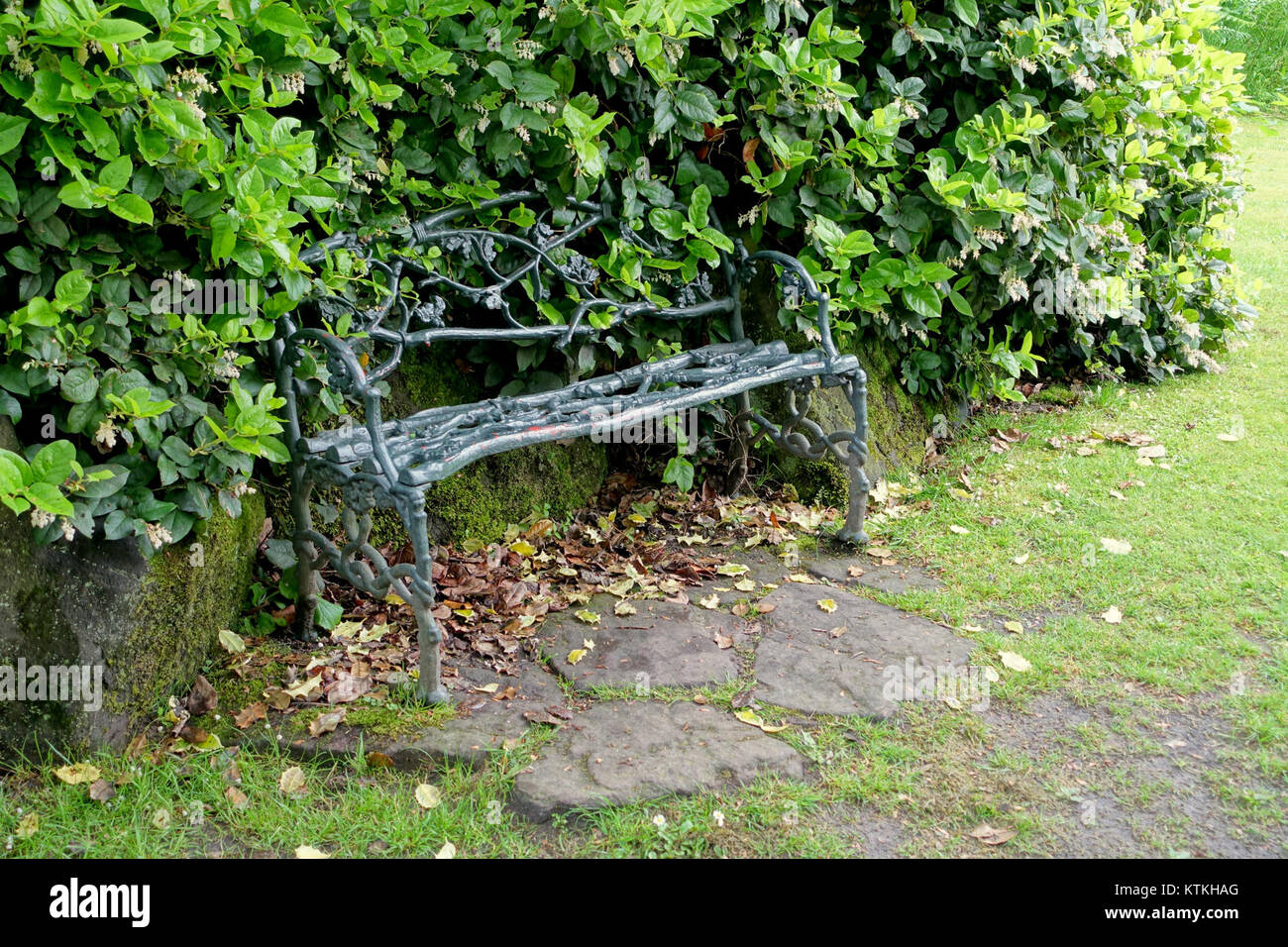 Public park bench victorian hi-res stock photography and images - Alamy