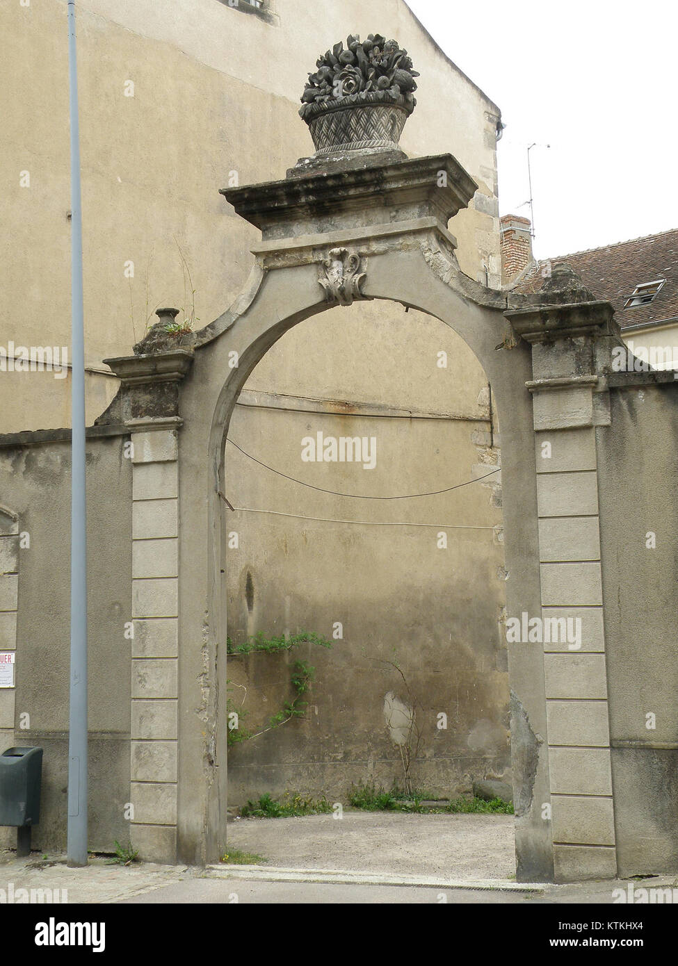 Rue portail hi-res stock photography and images - Alamy