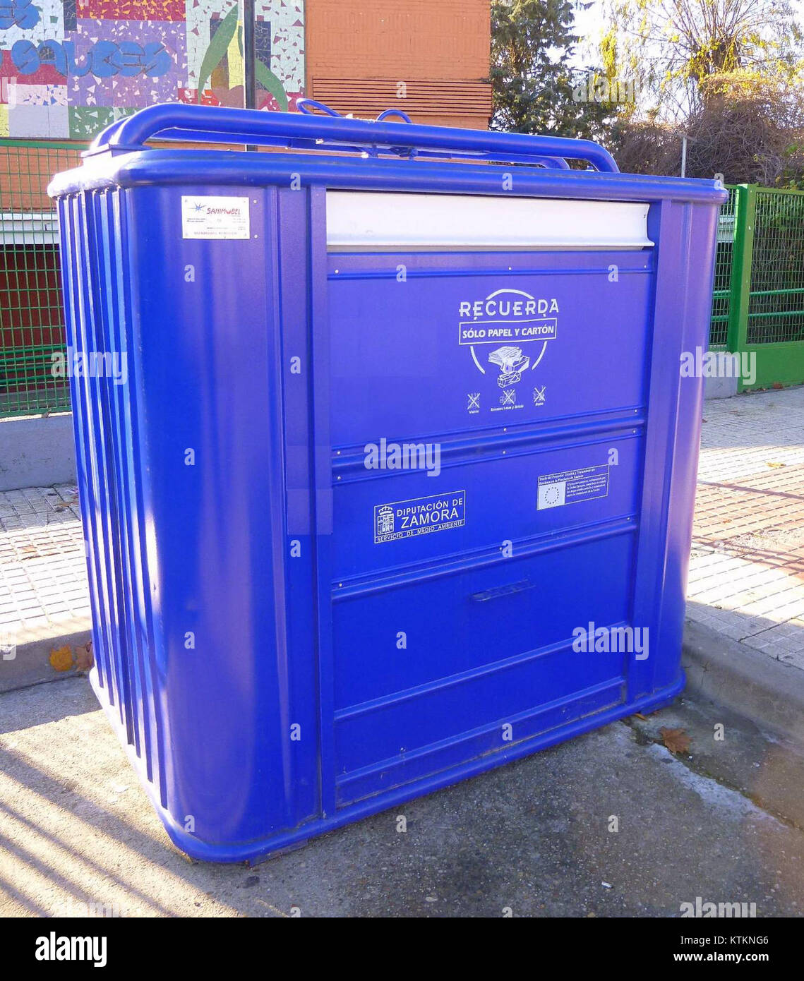 This image depicts the urban waste recycling process in Benavente ...