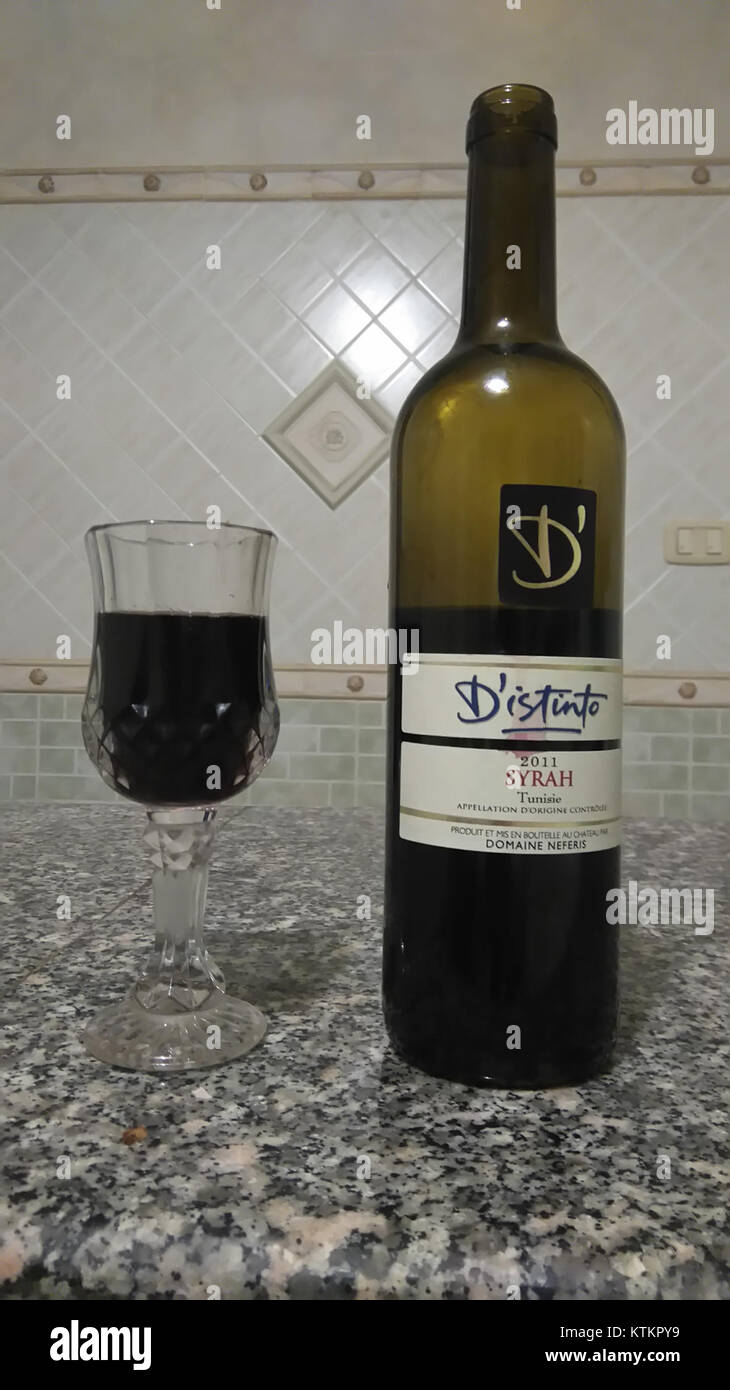 Bouteille de vin rouge Distinto, Tunisie 2011 Stock Photo - Alamy