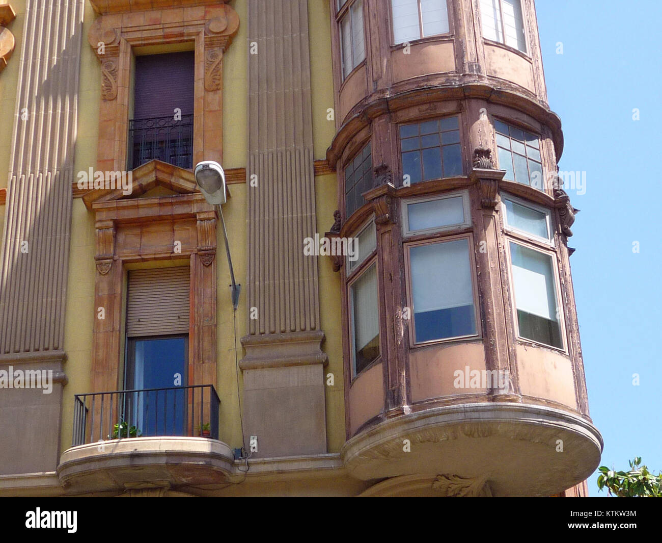 Barcelona Balcones refers to the architectural feature of balconies in ...