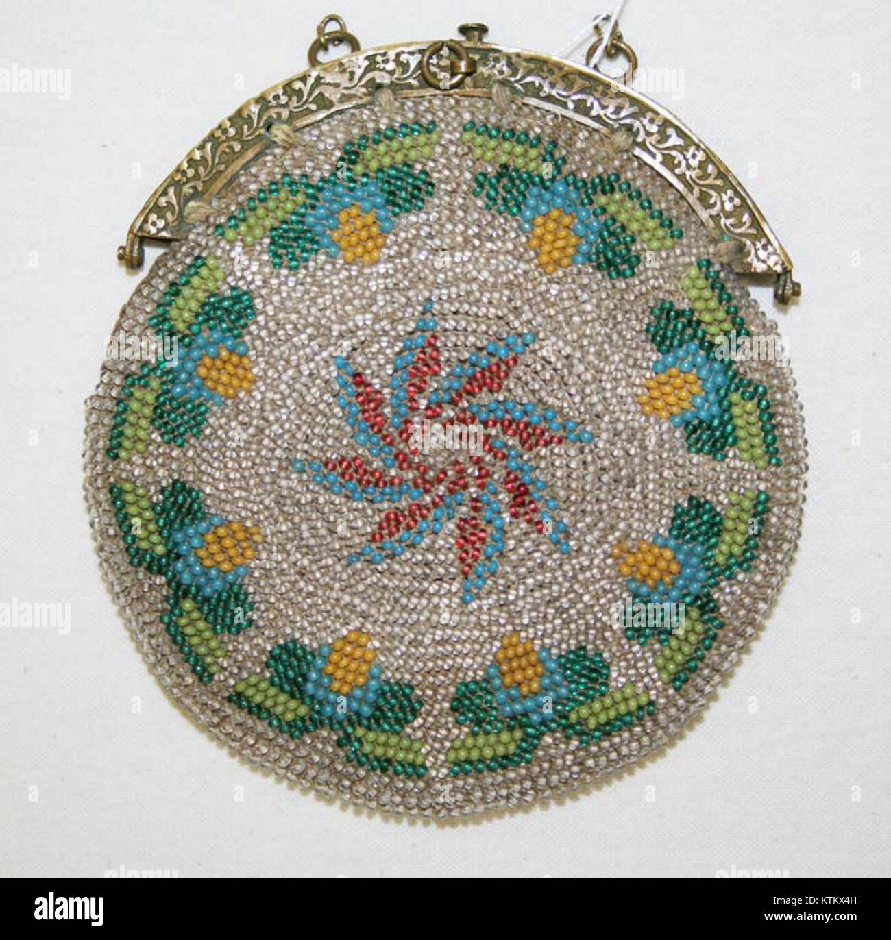 This bag, cataloged under MET CI44.8.25 F in the Metropolitan Museum of ...
