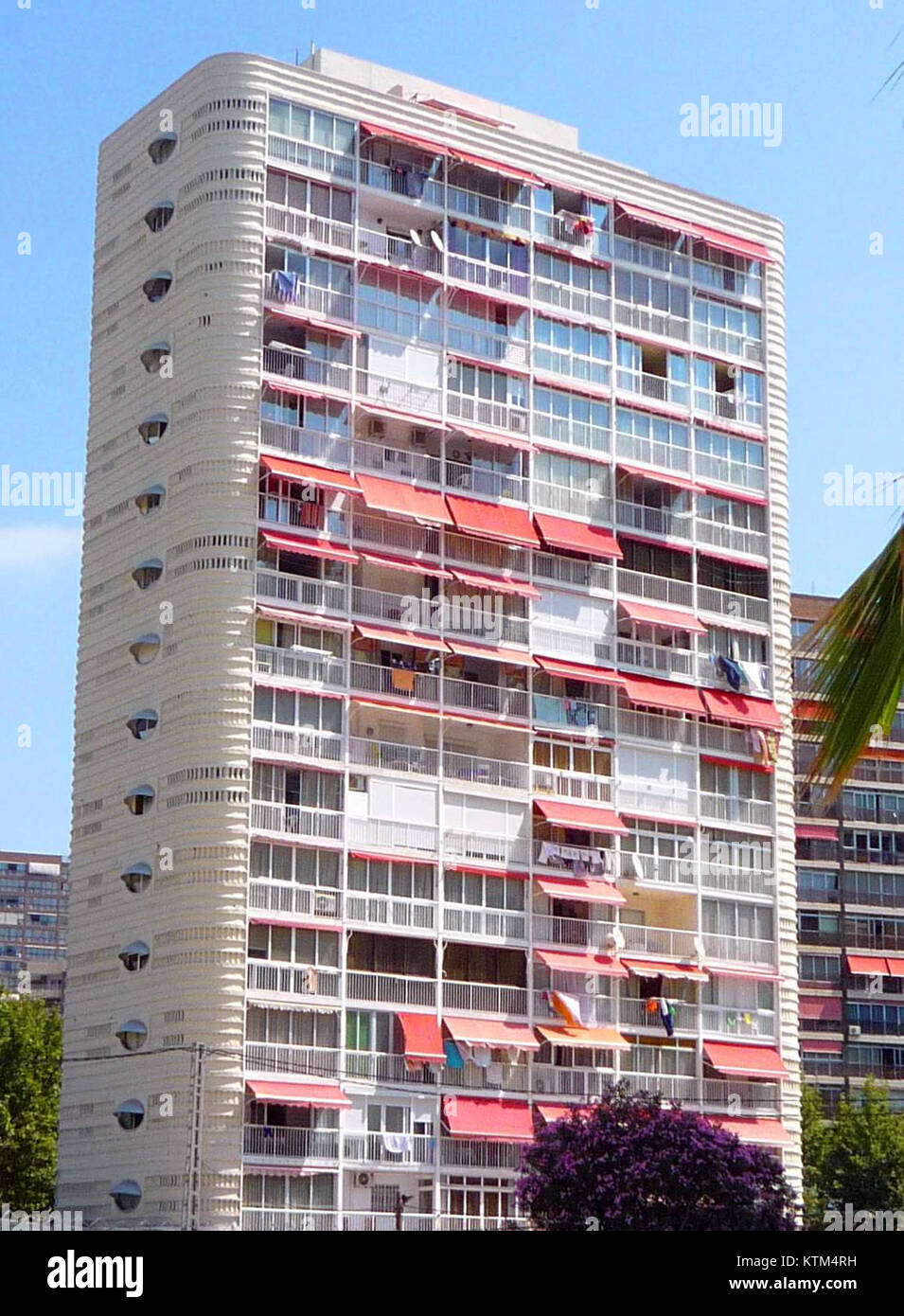 The Edificio Playmon Bacana 4 in Benidorm is a modern building known for its design and function ...